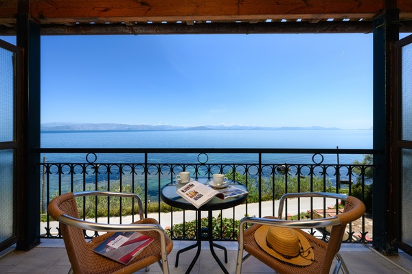 Quarto Duplo Deluxe, varanda, vista para o mar | Camas de colchão viscoelástico, secretária, quartos insonorizados