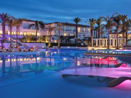 Piscina exterior, guarda-sóis, espreguiçadeiras 