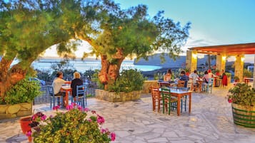 Café da manhã, almoço e jantar; culinária grega, vistas para o mar