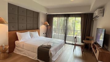 Quarto superior, vista para a piscina | Frigobar, escrivaninha, Wi-Fi de cortesia, roupa de cama