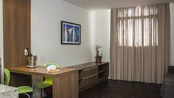 Premium Double Room | Minibar, cofre no quarto, secretária, Wi-fi grátis