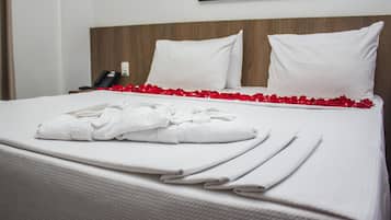 Frigobar, cofres nos quartos, escrivaninha, Wi-Fi de cortesia