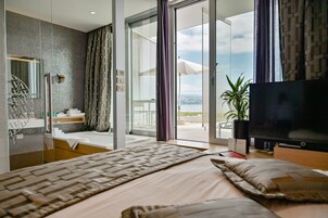 Quarto casal, vista para o mar (Small) | Banheiro | Banheira e chuveiro separados, banheira de hidromassagem