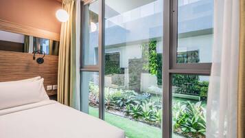 Quarto Duplo, 1 cama de casal, vista para o jardim | Cofre no quarto, secretária