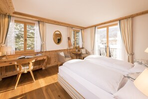 Quarto Duplo Deluxe, varanda | Cofre no quarto, com mobília individualizada, secretária