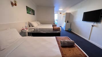 Quarto standard, várias camas, para não fumantes | Wi-Fi de cortesia, roupa de cama