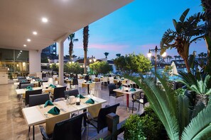 7 restaurantes, com serviço de café da manhã e almoço; culinária turca