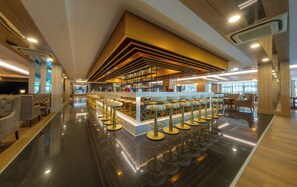 4 bares/lounges, bar ao lado da piscina, bar na praia