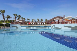 Piscina interior, piscina exterior sazonal, guarda-sóis 