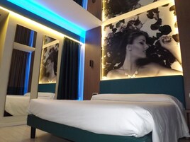Quarto casal superior | Frigobar, cofres nos quartos, escrivaninha, quartos à prova de som