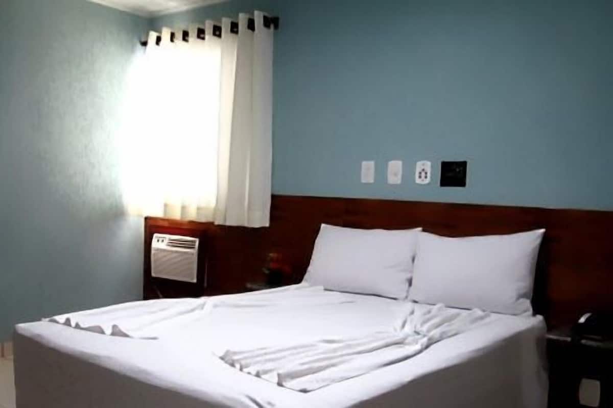 Quarto standard | Frigobar, escrivaninha, camas extras/dobráveis (sobretaxa)
