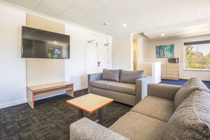 Apartamento, 2 quartos | Área de estar | TV