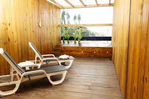 Suite hidromassagem, varanda | Frigobar, cofres nos quartos, cortinas blackout, Wi-Fi de cortesia