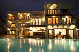 Fachada do alojamento (tarde/noite)