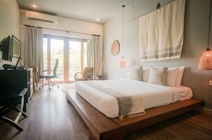 Quarto Superior, 1 cama king-size, varanda, vista para a piscina | Minibar, cofre no quarto, secretária, cortinas/cortinados opacos