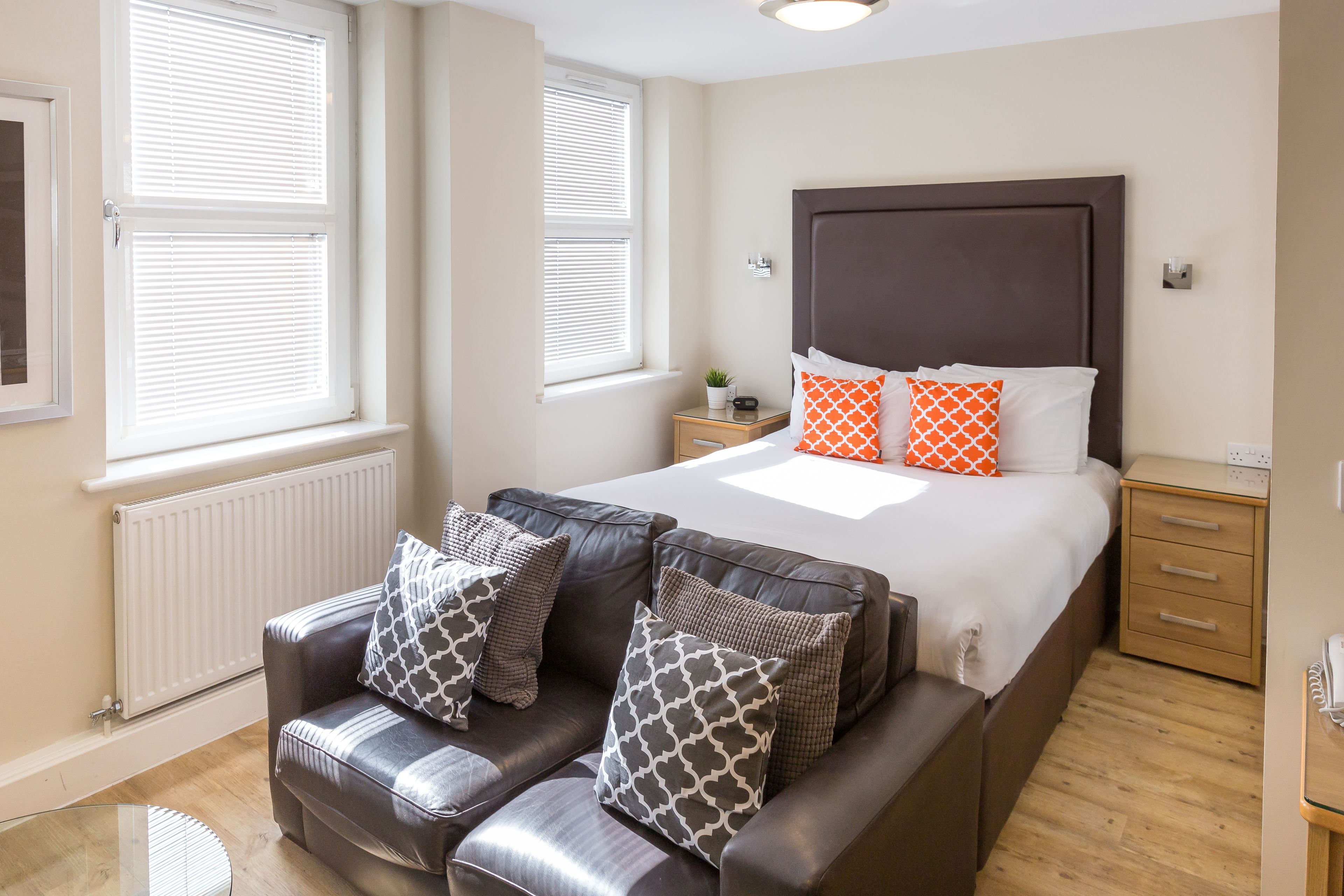 Escrivaninha, ferros/tábuas de passar roupa, berços (sobretaxa)