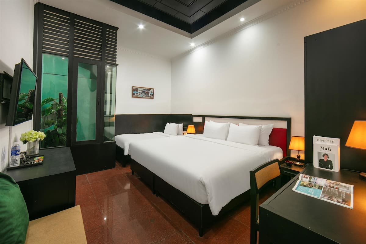 Quarto Triplo Standard (With Internal Window) | Roupa de alta qualidade, camas de colchão viscoelástico, minibar