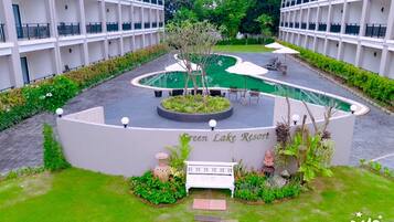 2 piscinas exteriores, guarda-sóis, espreguiçadeiras