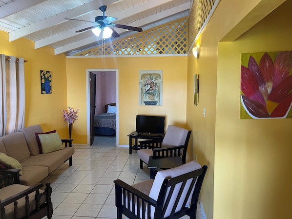 Apartamento superior, 2 quartos | Área de estar | TV de tela plana