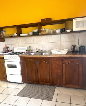 Apartamento superior, 2 quartos | Cozinha privada | Geladeira grande, micro-ondas, cooktop, cafeteira/chaleira