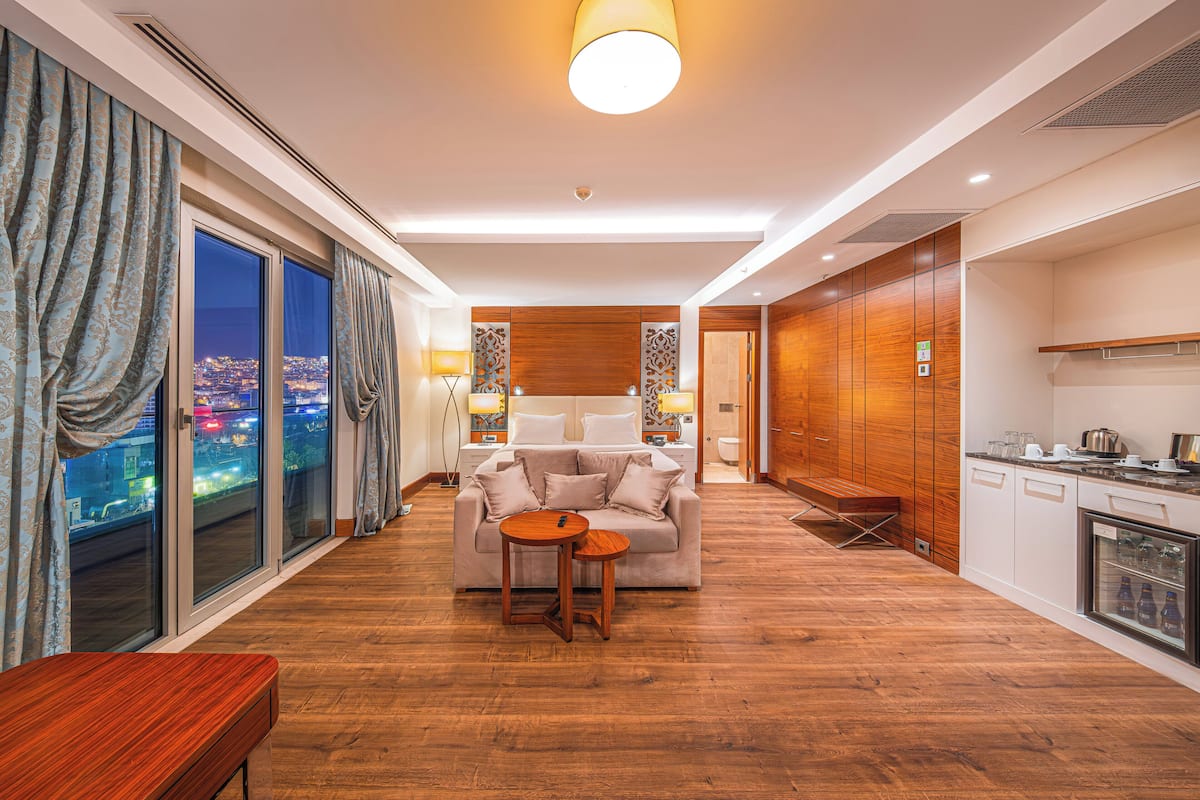 Suíte, 1 cama King, para fumantes, banheira de hidromassagem | Frigobar, cofres nos quartos, escrivaninha