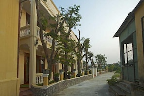 Fachada do alojamento (tarde/noite)