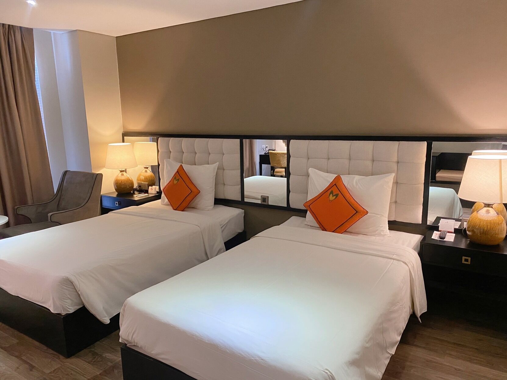 Roupas de cama premium, frigobar, cofres nos quartos