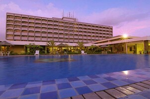 Piscina exterior, guarda-sóis, espreguiçadeiras 