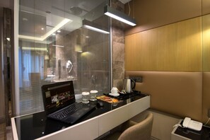 Quarto Empresarial | Roupa de alta qualidade, minibar, cofre no quarto, secretária 