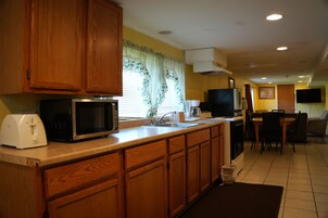 Apartamento família, 2 quartos, cozinha | Cozinha privada | Geladeira, micro-ondas, cafeteira/chaleira