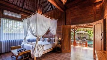 Villa Familiar, 2 quartos, piscina privativa | Cofre no quarto, secretária, cortinas/cortinados opacos, Wi-fi grátis