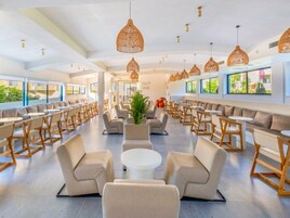 4 restaurantes, pequenos-almoços servidos, cozinha internacional 