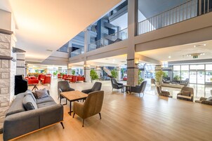 4 bares/lounges, um bar junto à piscina, um bar de praia 