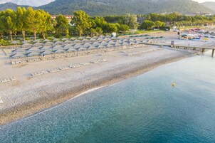 Uma praia privada, toldos de praia gratuitos, espreguiçadeiras 