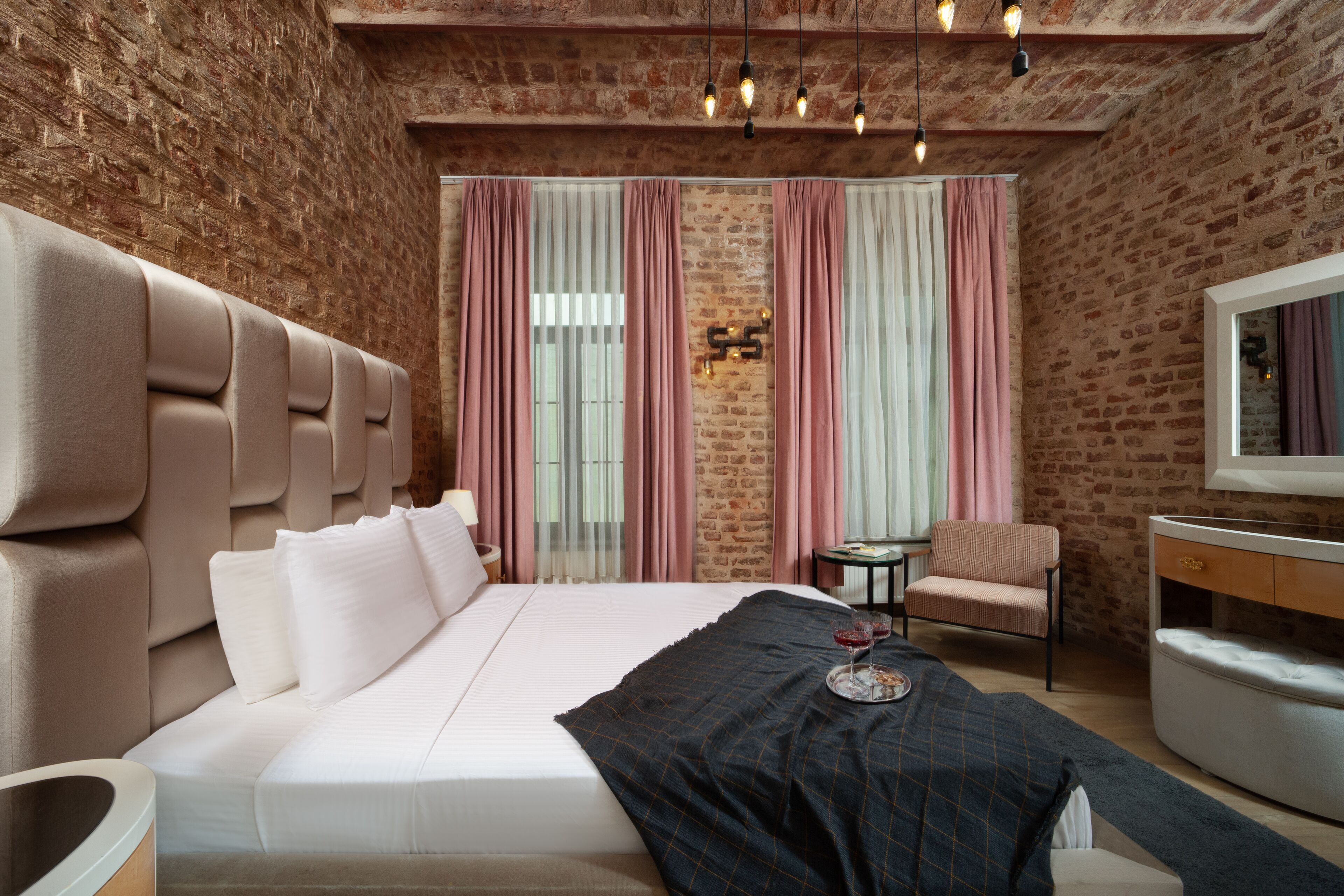 Deluxe Double Room with Brick Wall | Minibar, cofre no quarto, secretária, quartos insonorizados 