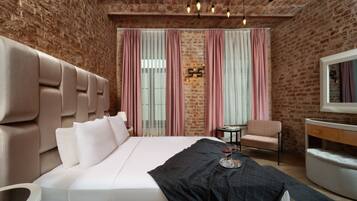 Deluxe Double Room with Brick Wall | Minibar, cofre no quarto, secretária, quartos insonorizados