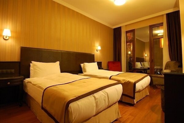 Frigobar, cofres nos quartos, escrivaninha, cortinas blackout