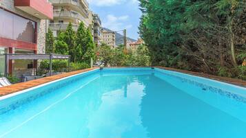 Piscina externa sazonal, guarda-sóis, espreguiçadeiras