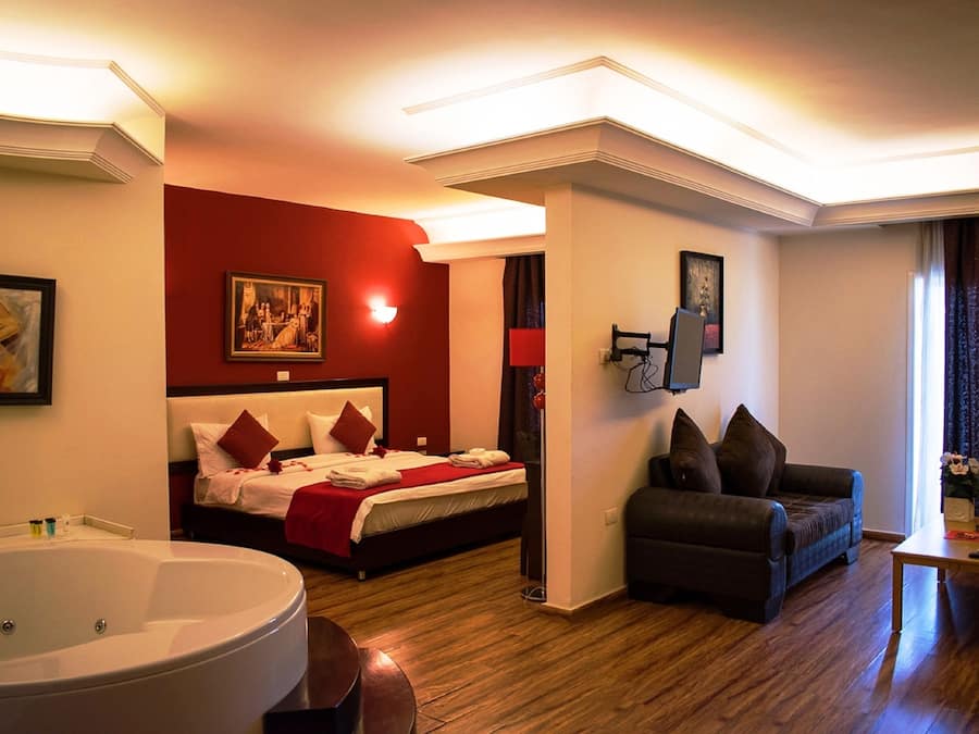 Quarto Royal | Roupa hipoalergénica, minibar, cofre no quarto, secretária