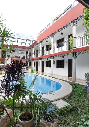 Piscina externa, espreguiçadeiras