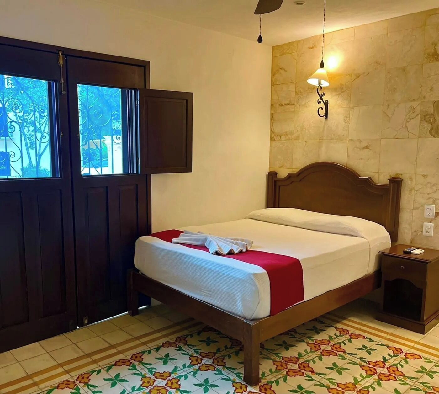 Quarto Standard | Roupa de alta qualidade, cofre no quarto, secretária 