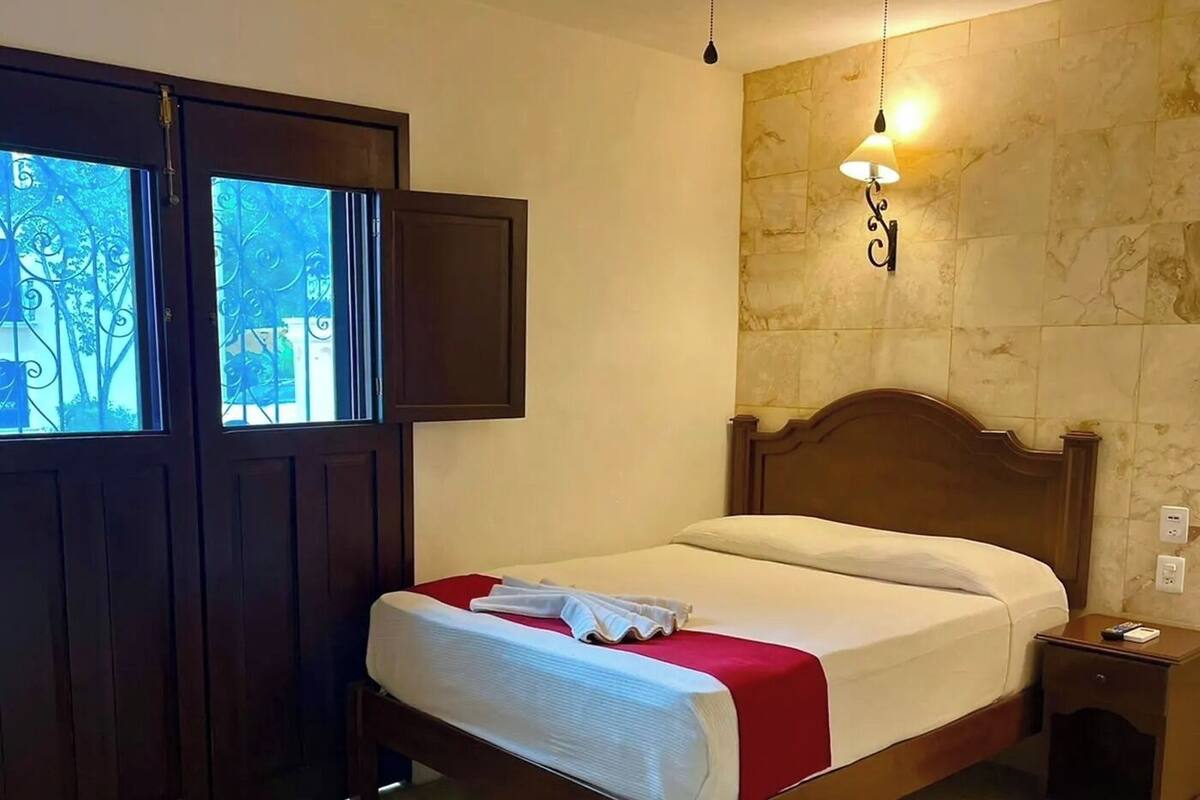 Quarto Standard | Roupa de alta qualidade, cofre no quarto, secretária 