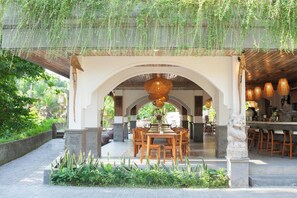 Serviço de almoço e jantar; culinária fusion, vistas para a piscina