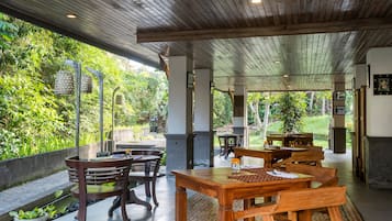 Serviço de almoço e jantar; culinária fusion, vistas para a piscina