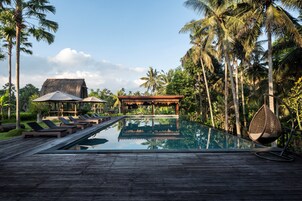 2 piscinas exteriores, guarda-sóis, espreguiçadeiras 