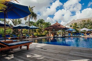 2 piscinas exteriores, guarda-sóis, espreguiçadeiras 