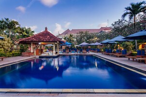 2 piscinas externas, guarda-sóis, espreguiçadeiras