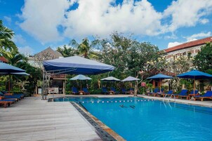 2 piscinas externas, guarda-sóis, espreguiçadeiras