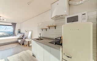 Quarto casal superior, terraço, vista para o oceano (Shamu) | Cozinha privada | Geladeira, micro-ondas, cooktop, chaleira elétrica