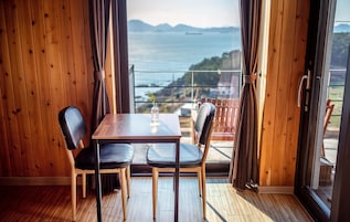 Quarto casal luxo, banheira de hidromassagem, vista para o oceano (MobyDick) | Área de estar | TV LED 32 polegadas com canais a cabo, TV